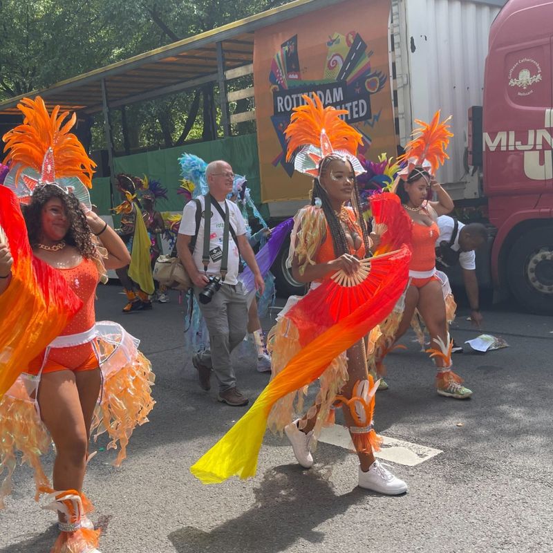 Kijk terug: De kleurrijke straatparade van het Zomercarnaval trekt door ...