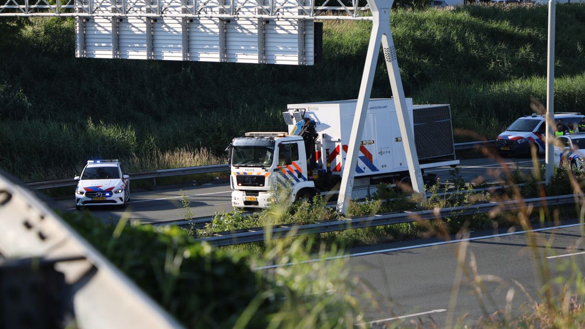 Dode na aanrijding op snelweg, A4 dicht - Omroep West