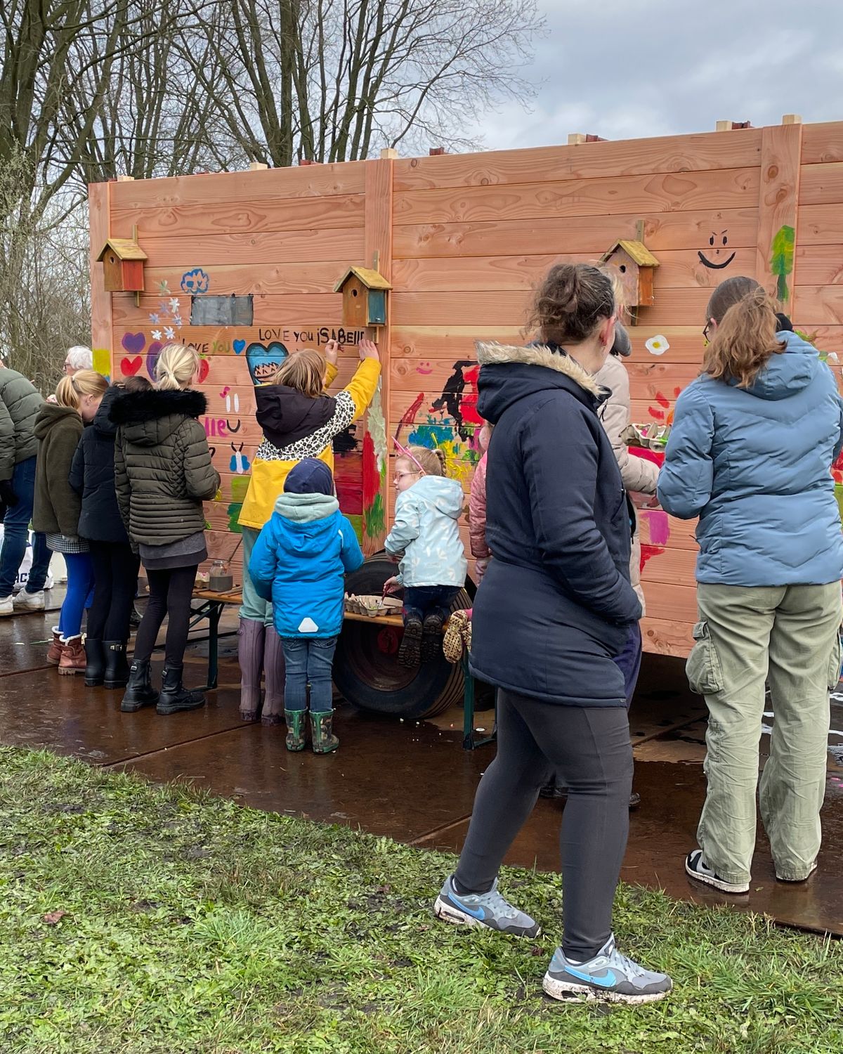 Dorp herdenkt overleden Isabelle (8) met eerste schapen op eigen ...