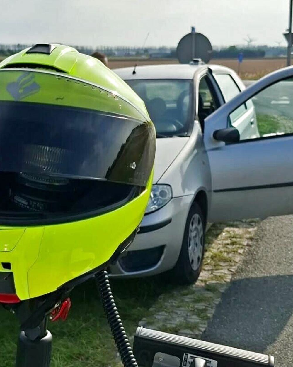 Motoragent voelt nattigheid en wacht gewaarschuwde automobilist op ...
