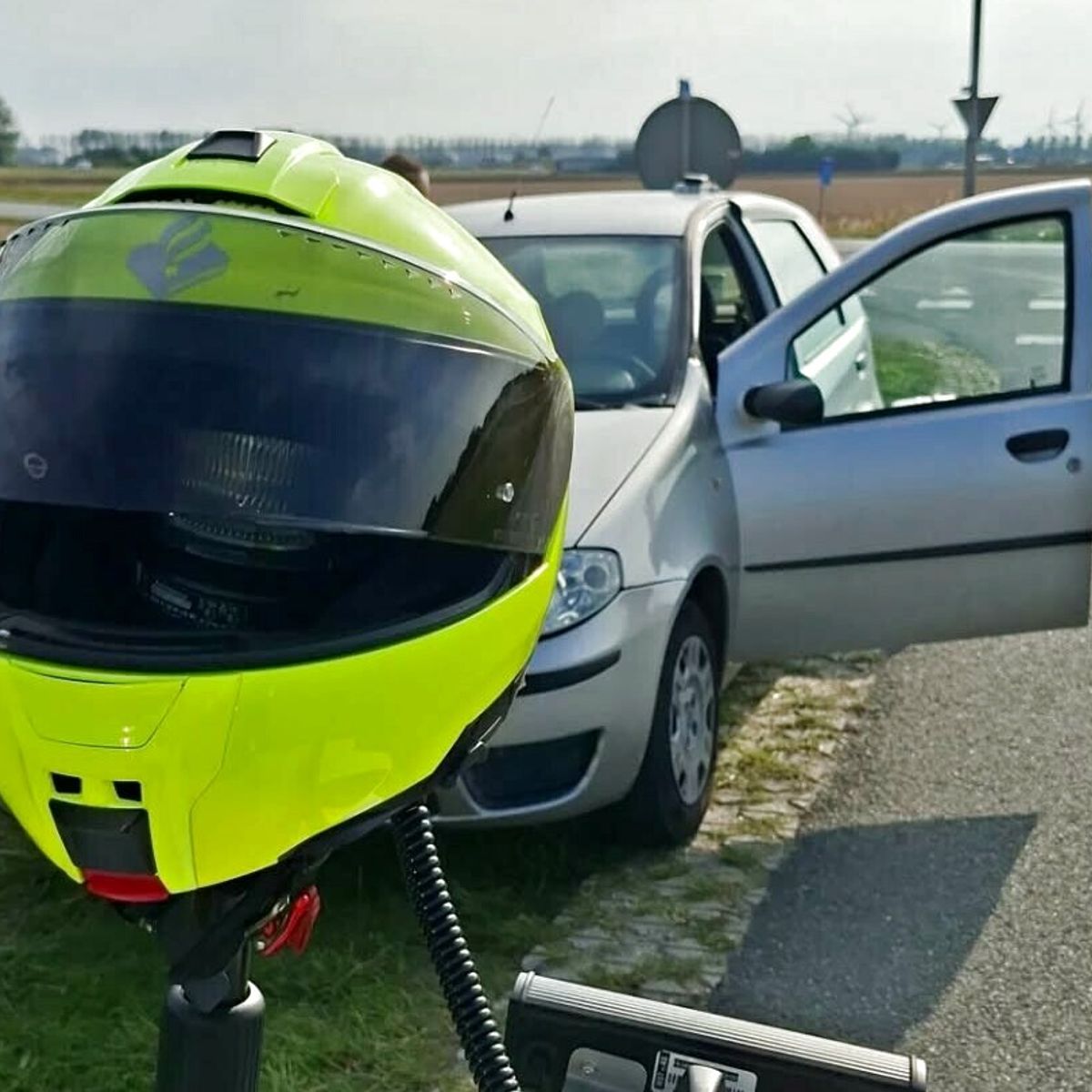 Motoragent voelt nattigheid en wacht gewaarschuwde automobilist op ...