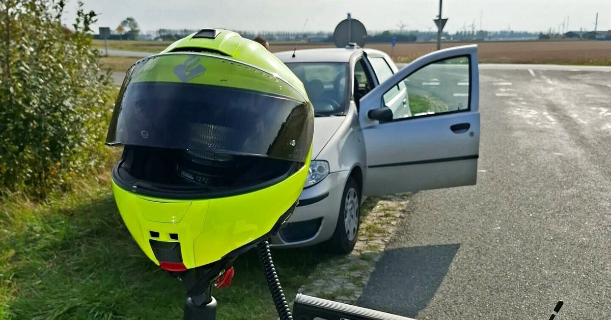 Motoragent voelt nattigheid en wacht gewaarschuwde automobilist op ...