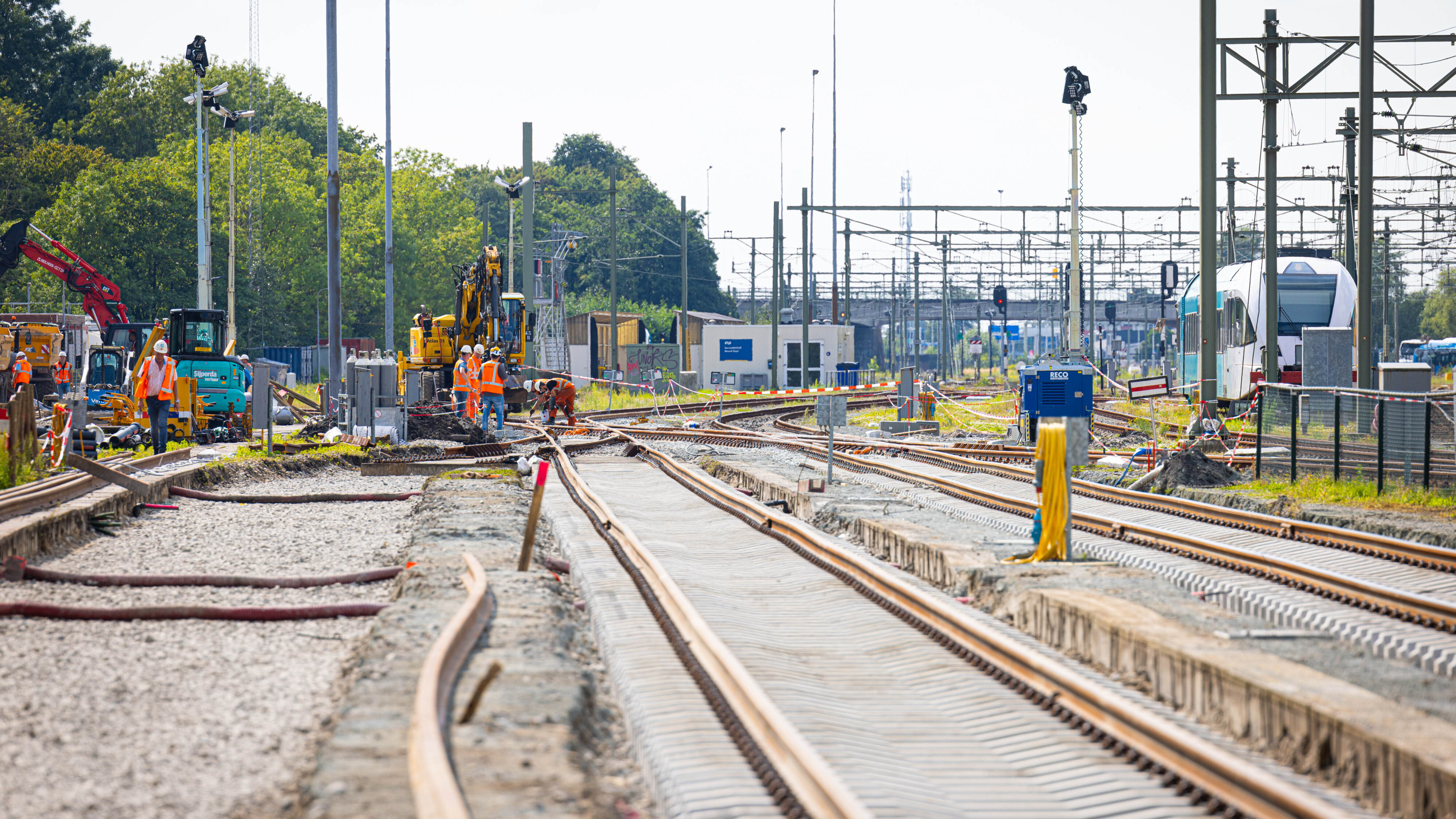 Langere tijd geen treinen in Fryslân door werk aan het spoor - Omrop ...