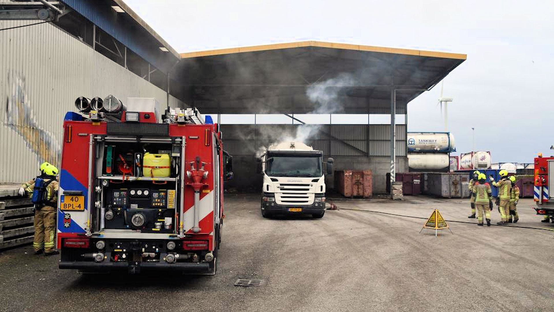 Brandweer uren bezig om brand in vuilniswagen te blussen - Omroep Zeeland