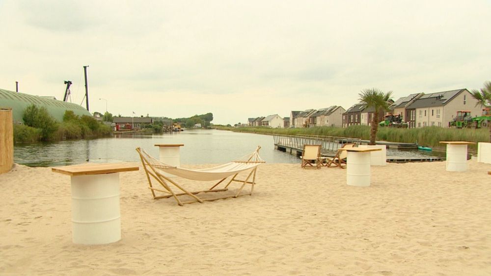 Languit op het strand in Goes met een drankje en muziek - Omroep Zeeland