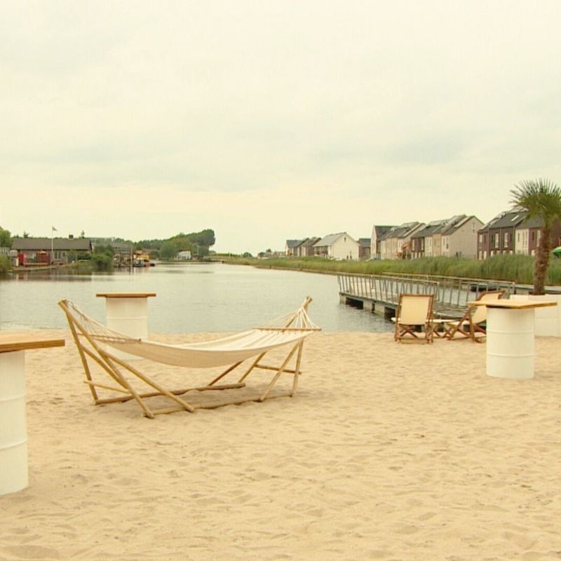 Languit op het strand in Goes met een drankje en muziek - Omroep Zeeland
