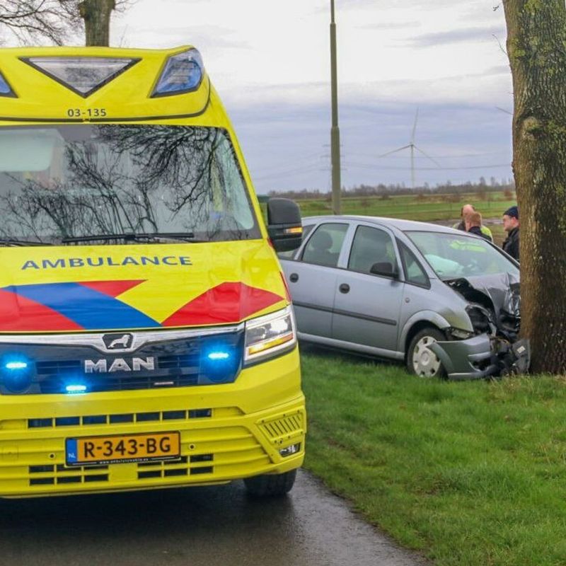 Gewonde na frontale botsing met auto tegen boom - RTV Drenthe