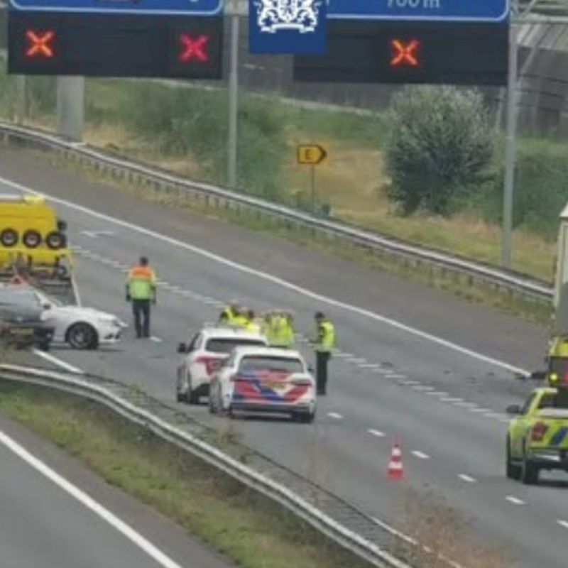 A15 Sliedrecht richting Papendrecht weer open na botsing vrachtwagen en auto's - Rijnmond