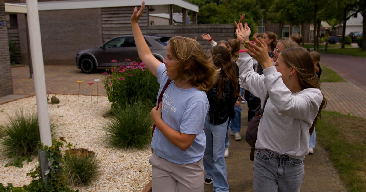 Zwaaiopa en -oma Bert en Riek eregasten op eindmusical - RTV Drenthe