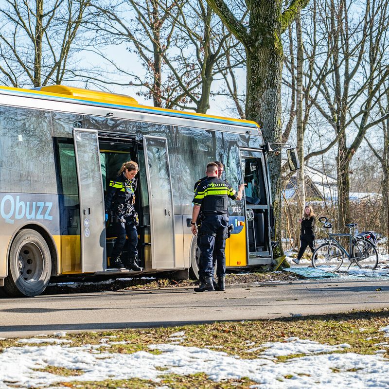 Bus rijdt tegen boom in Buitenpost: chauffeur gewond - Omrop Fryslân