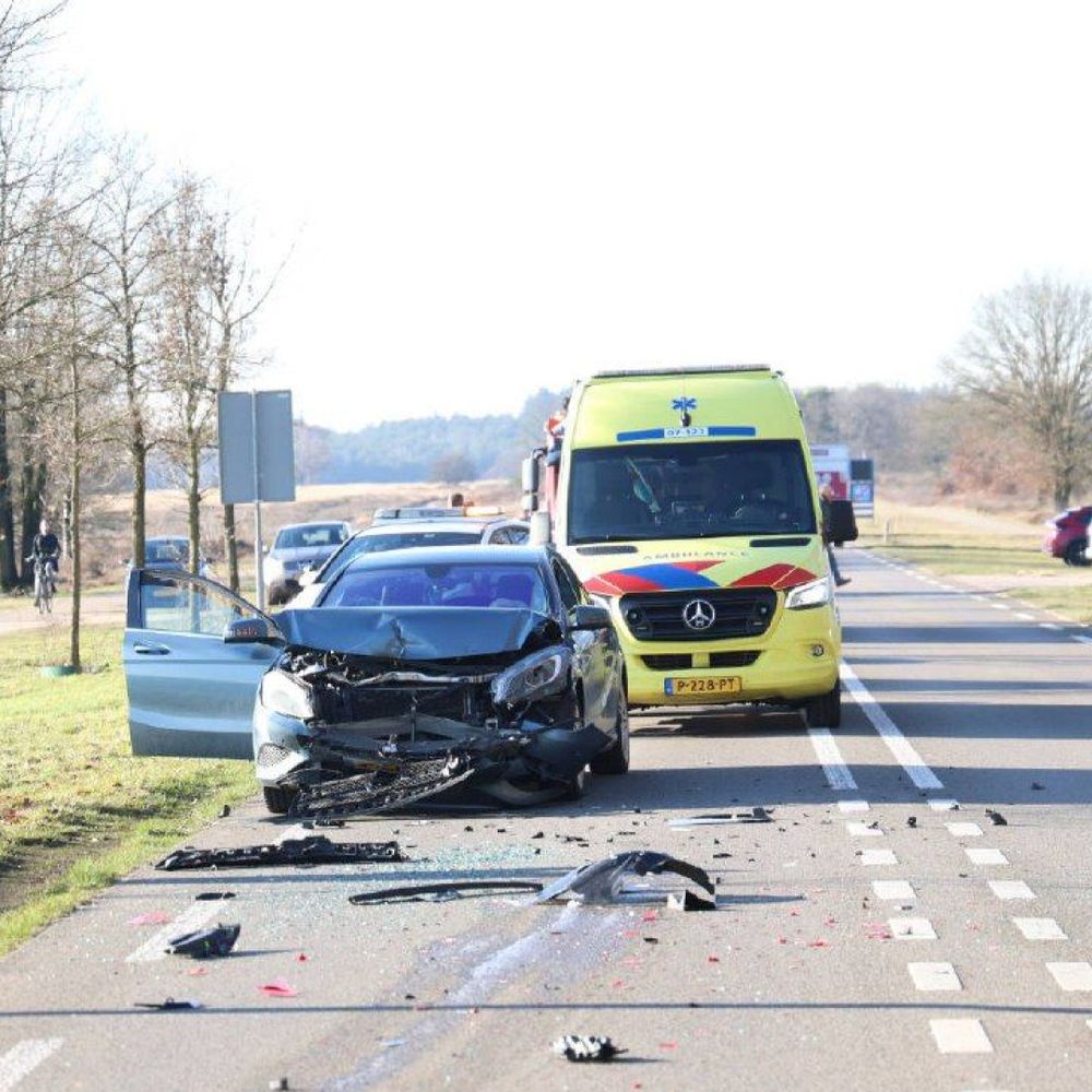 Drie auto's betrokken bij zware botsing op N224 - Omroep Gelderland