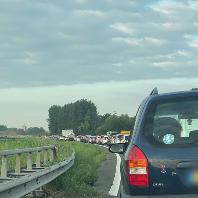 Een ochtend vol verkeershinder: file op A58 in beide richtingen, tunnel dicht en geen treinen ...