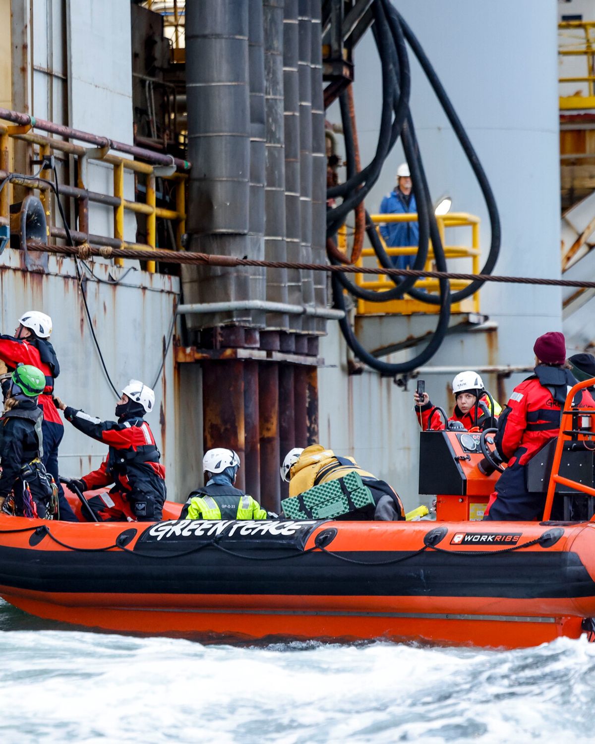 Greenpeace beklimt nieuw boorplatform ONE-Dyas boven Schiermonnikoog ...