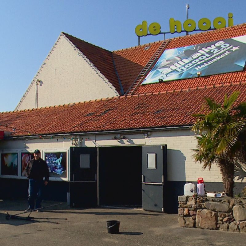 Grote gele letters van Hooizolder te koop aangeboden - Omroep Zeeland