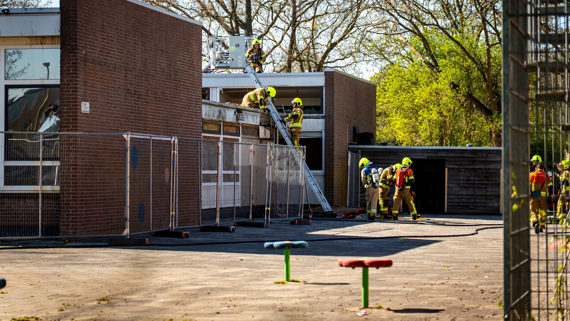 Anna verschool zich urenlang met collega's in een kantoor van het ...