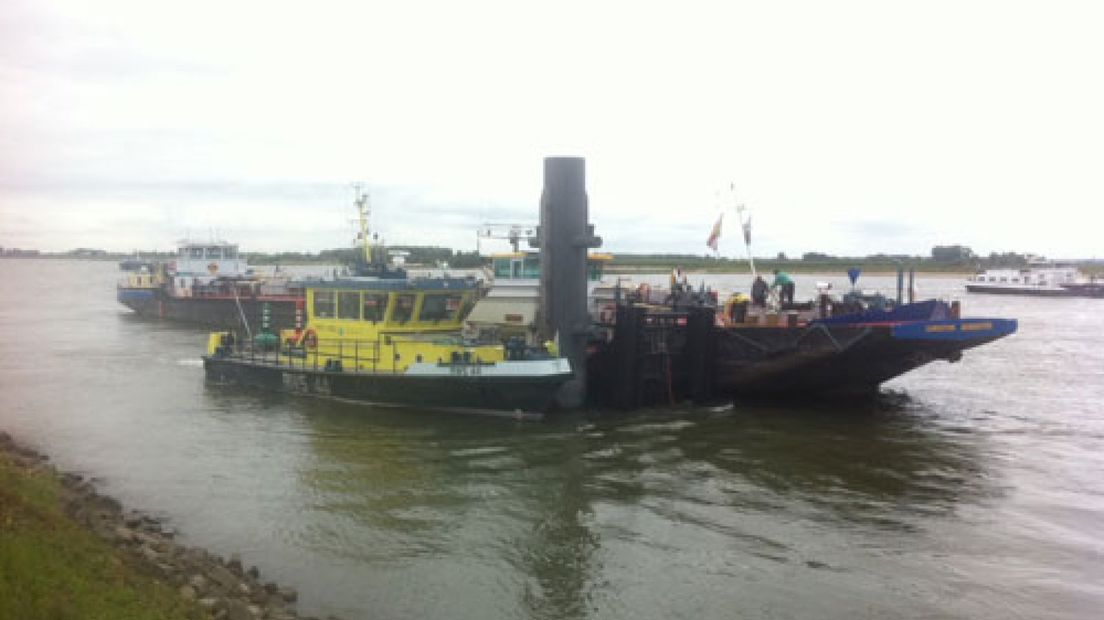 Duwboot maakt water op de Waal - Omroep Gelderland