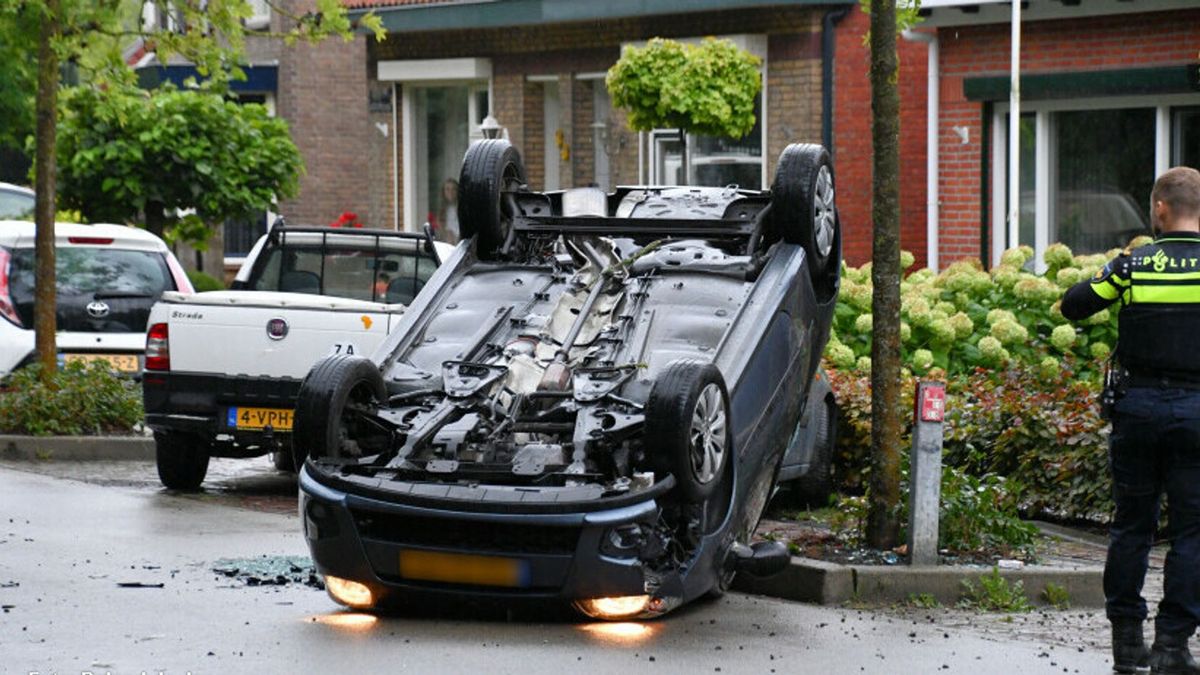 Auto op de kop na botsing met geparkeerd voertuig in Kruiningen ...