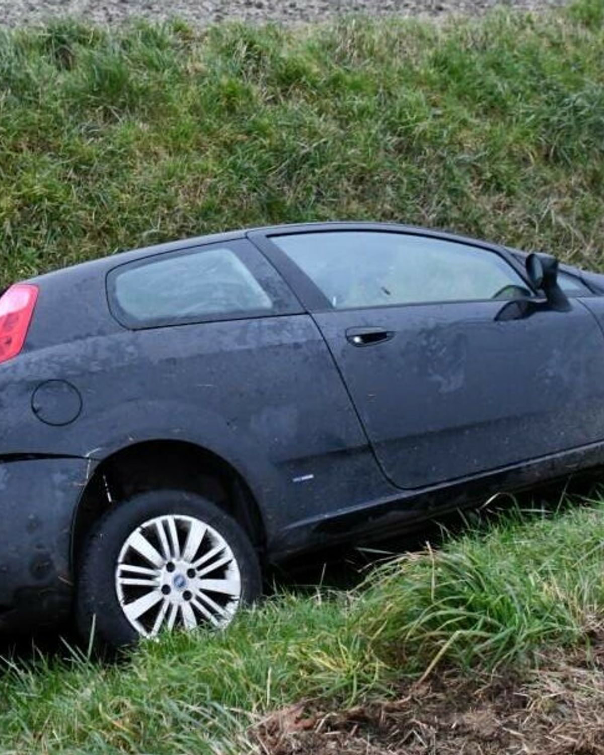 Auto zonder bestuurder gevonden in sloot bij Heinkenszand - Omroep Zeeland