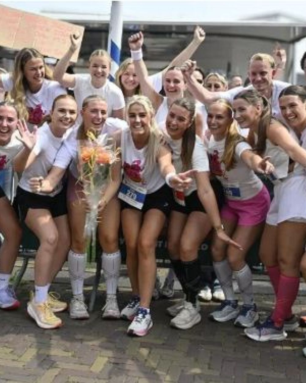 Na MS-diagnose van Sam (24) komt vriendinnengroep in actie - Omroep ...