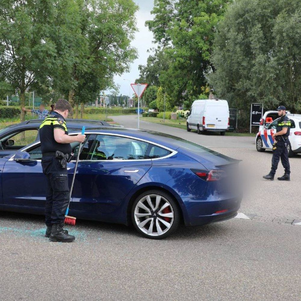 Auto klemgereden, man deelt klap uit - Omroep Gelderland