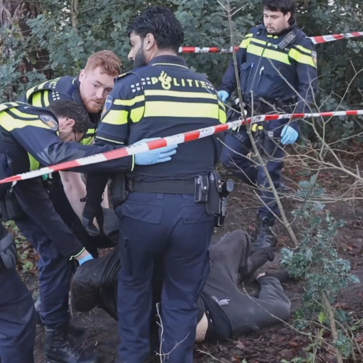 Arrestatie na vondst dode man - Omroep West