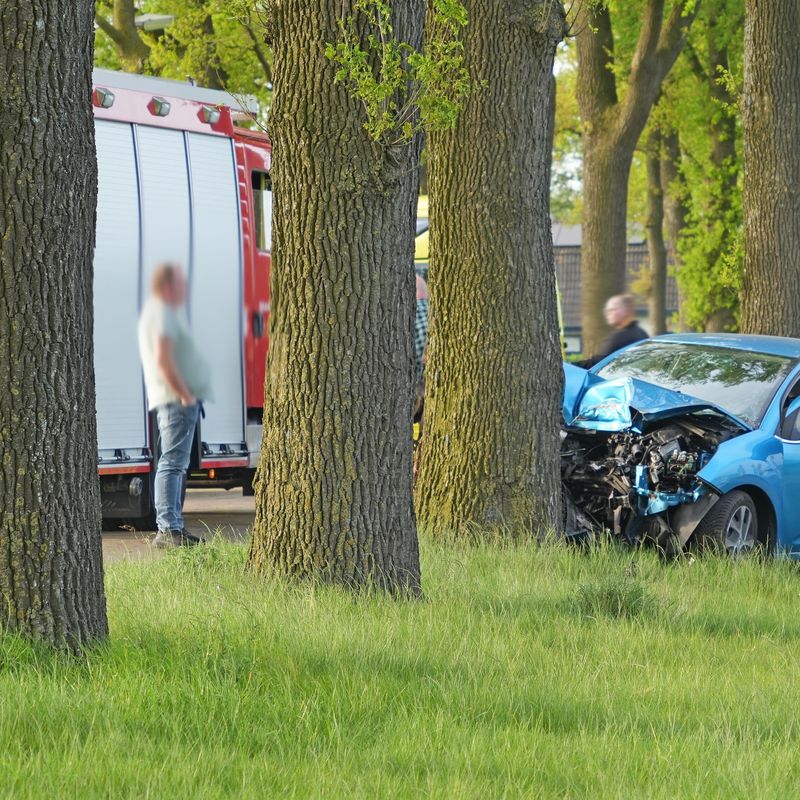 Automobilist gewond bij frontale botsing tegen boom bij Dalen - RTV Drenthe