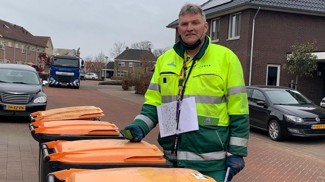 Mark Muller controleert plastic container: "Als een bak te zwaar is ...
