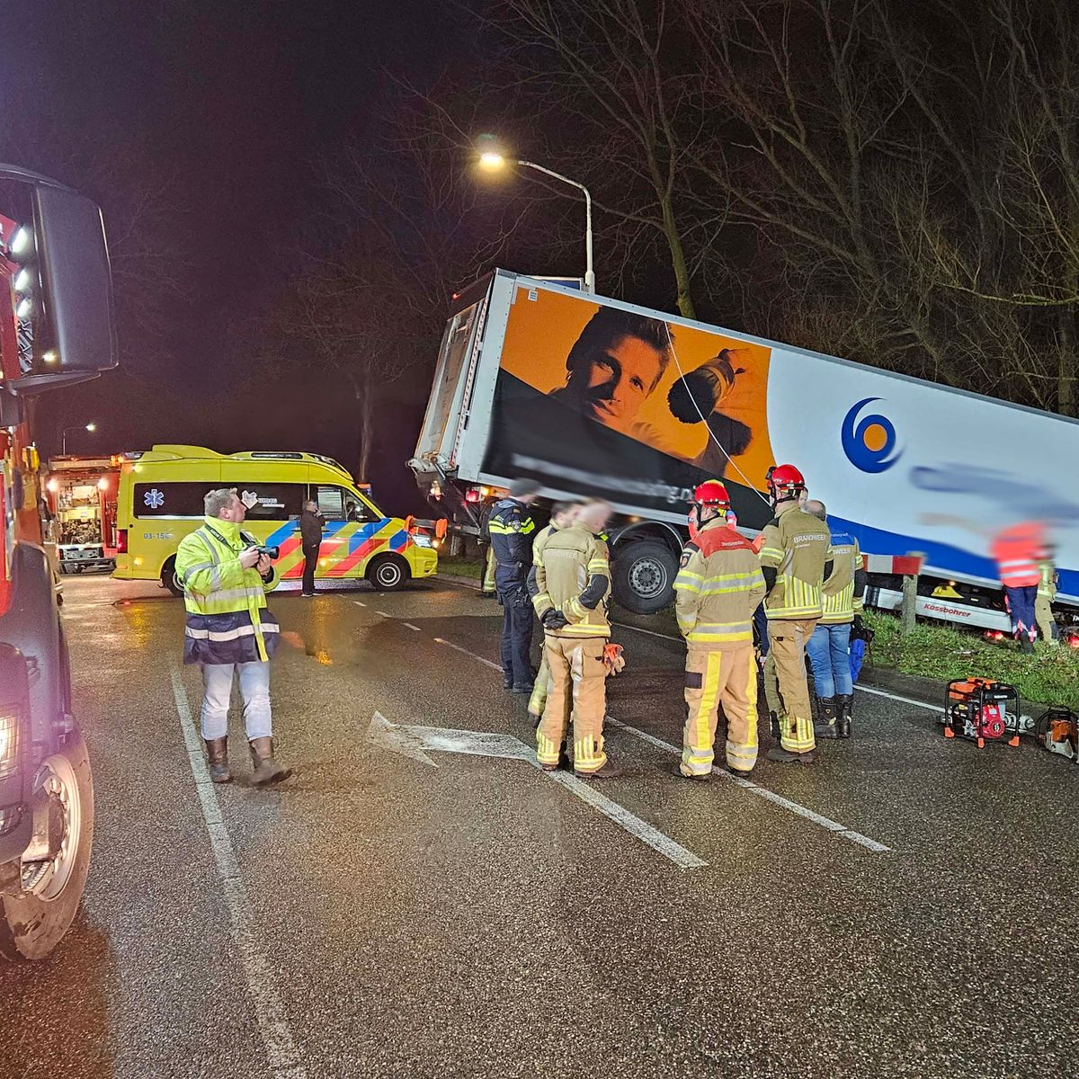 Vrachtwagenchauffeur bekneld na ongeluk bij Meppel - RTV Drenthe