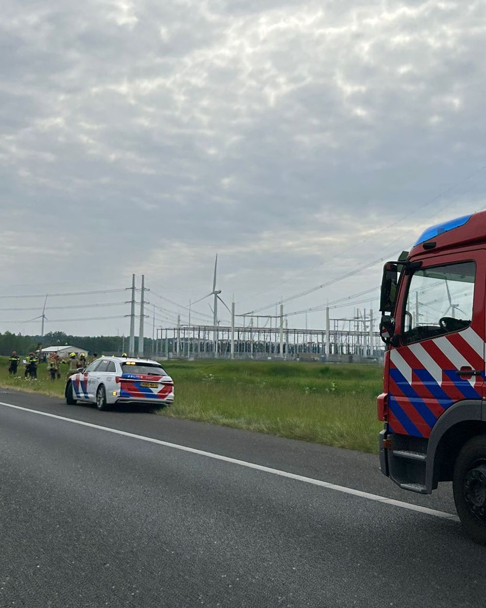 File op A58 richting Bergen op Zoom door auto in sloot - Omroep Zeeland