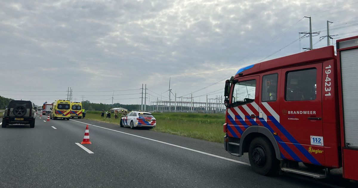 File op A58 richting Bergen op Zoom door auto in sloot - Omroep Zeeland