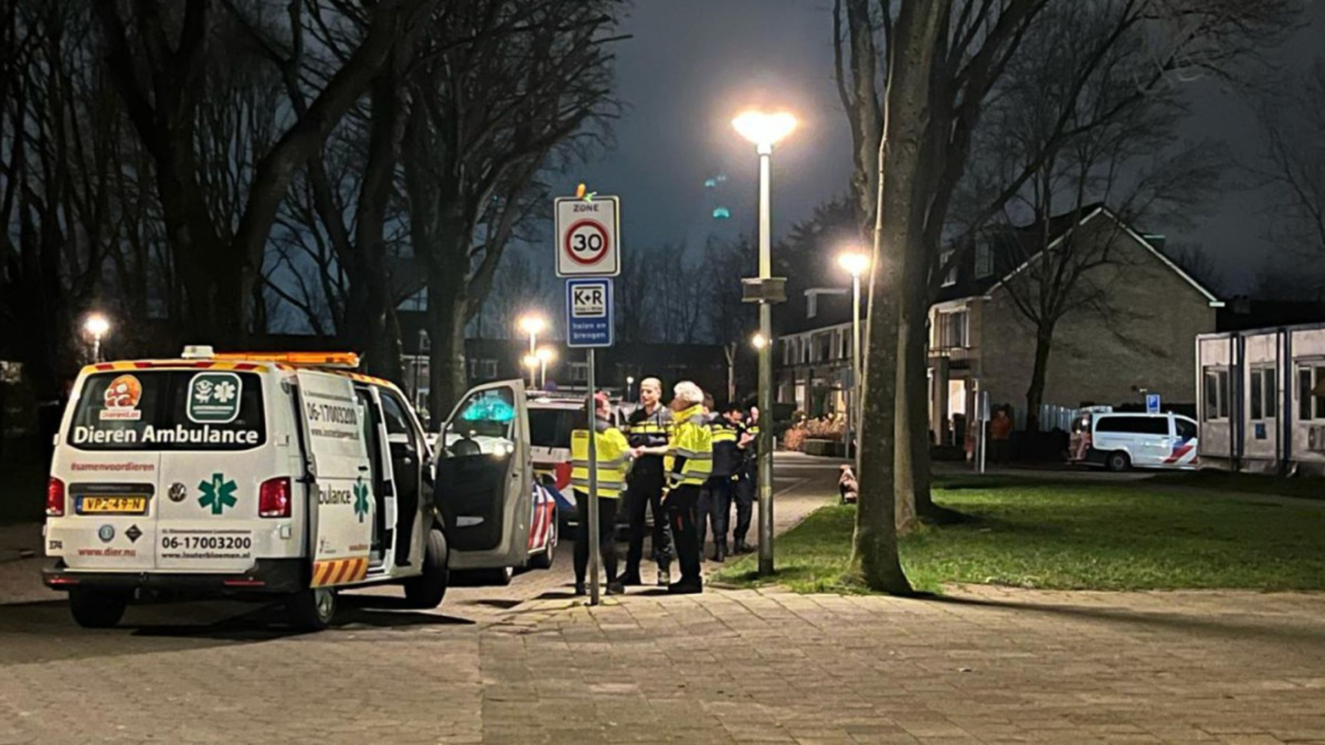 Hulpdiensten takelen kraan uit sloot waar gasleidingen liggen | Drie ...