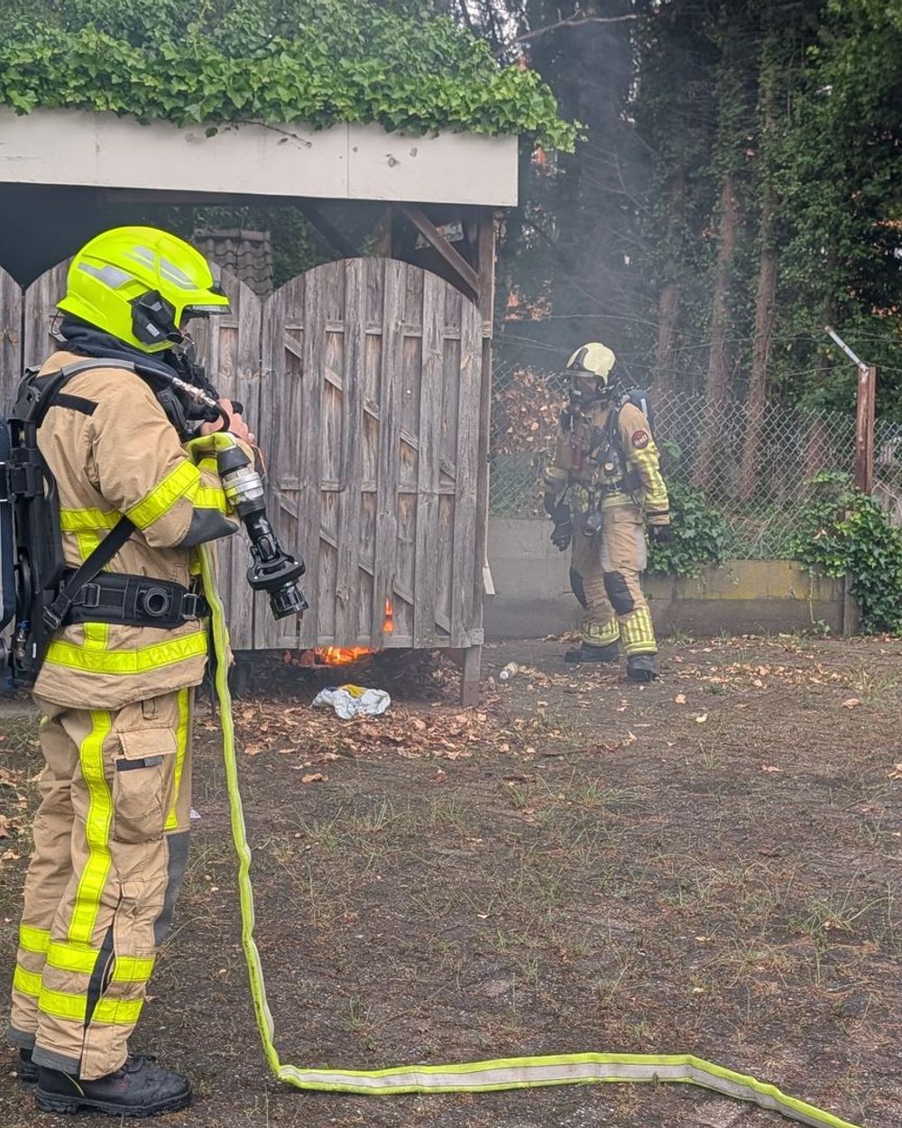 Container in brand • vrouw rijdt door ruit - Omroep Gelderland