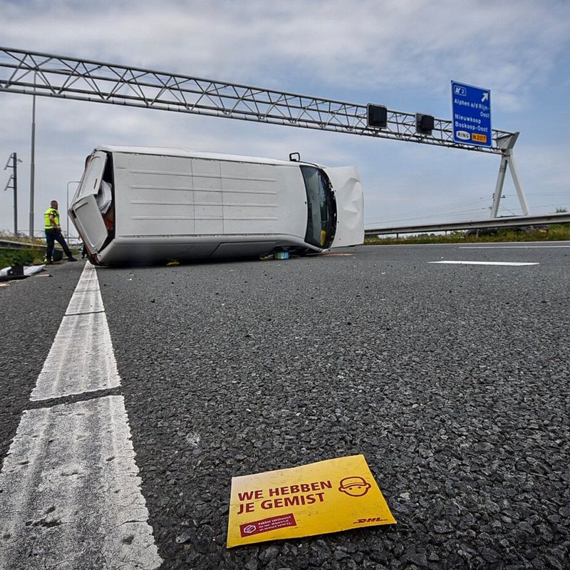Bestelbus over de kop geslagen op N11 - Omroep West