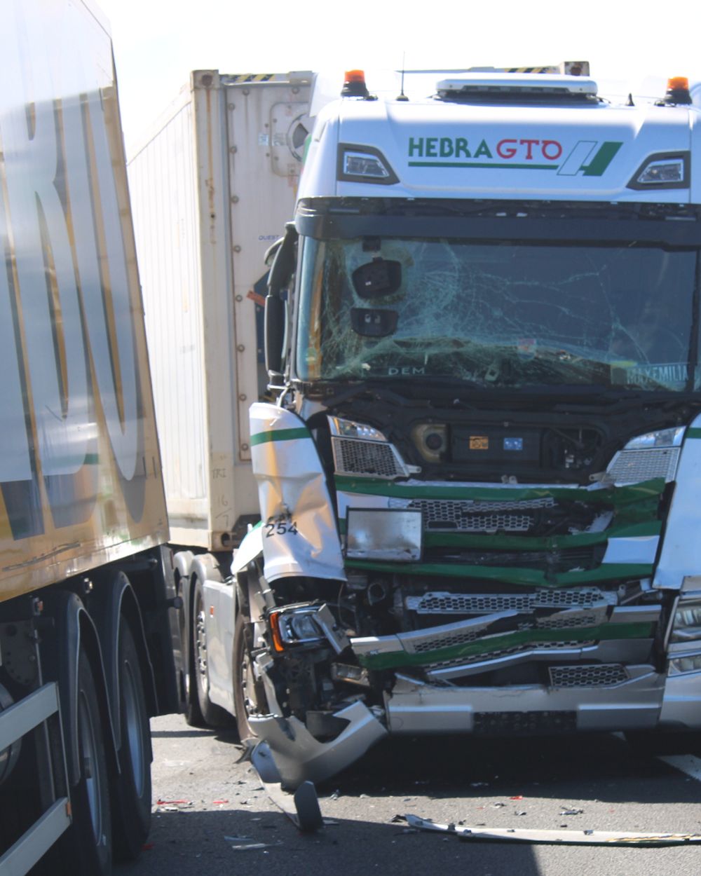 Botsing tussen twee vrachtwagens, weg afgesloten bij Haringvlietbrug - Rijnmond
