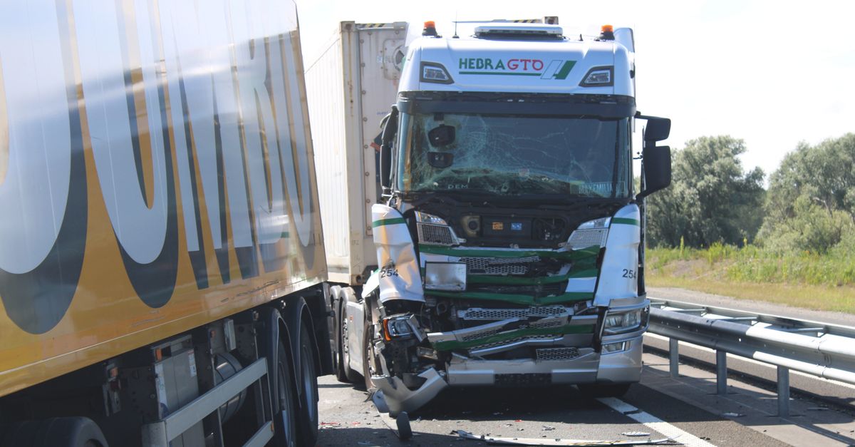Botsing tussen twee vrachtwagens, weg afgesloten bij Haringvlietbrug - Rijnmond