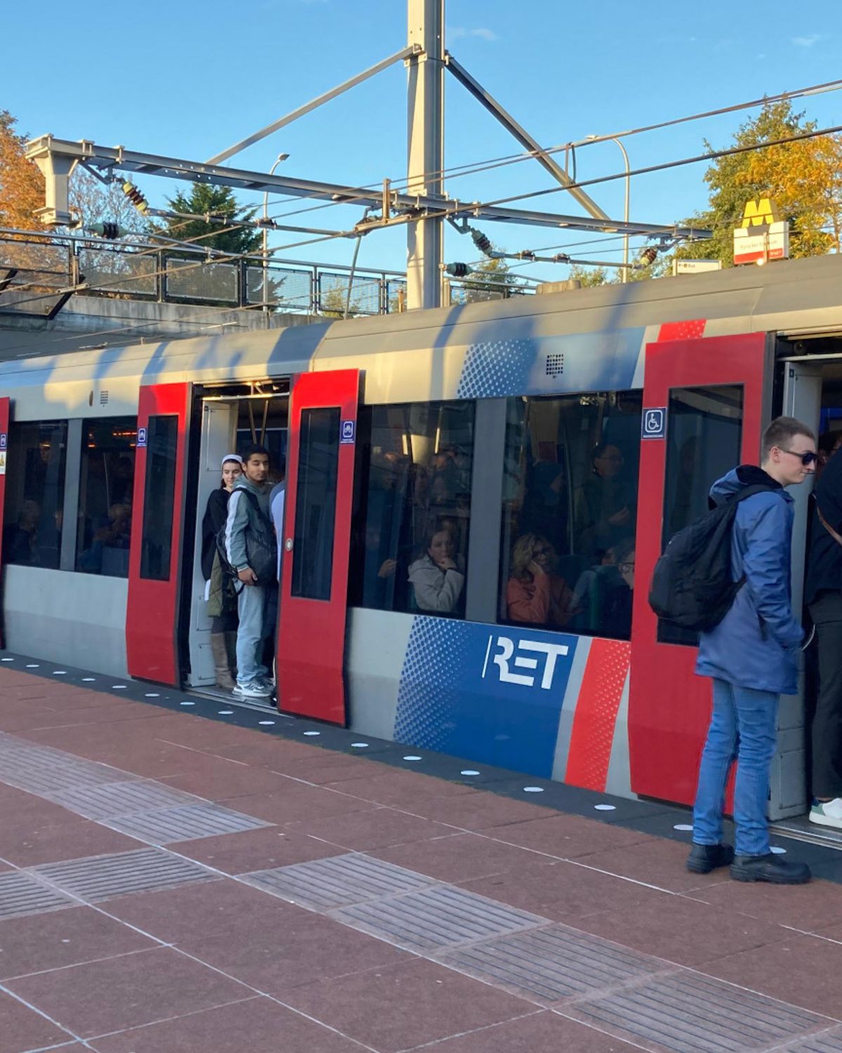 Bomvolle metro's door werkzaamheden aan het spoor, waarom niet meer of langere stellen? - Omroep ...