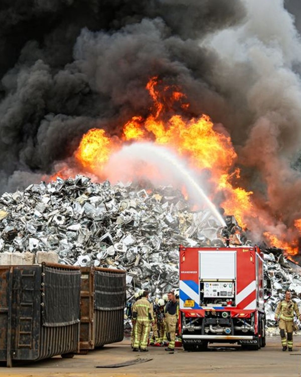 112-nieuws zondag 25 mei: Brandweer Ter Apel helpt bij grote brand ...