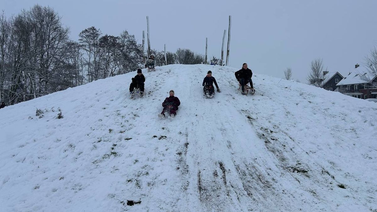 Winters weer: Politie op ski's | Geen busvervoer in West-Overijssel - Oost