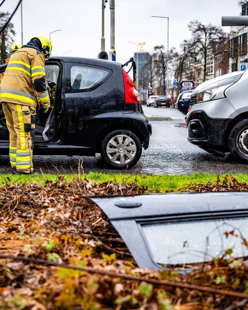 Brandweer bevrijdt man uit auto - Omroep Gelderland