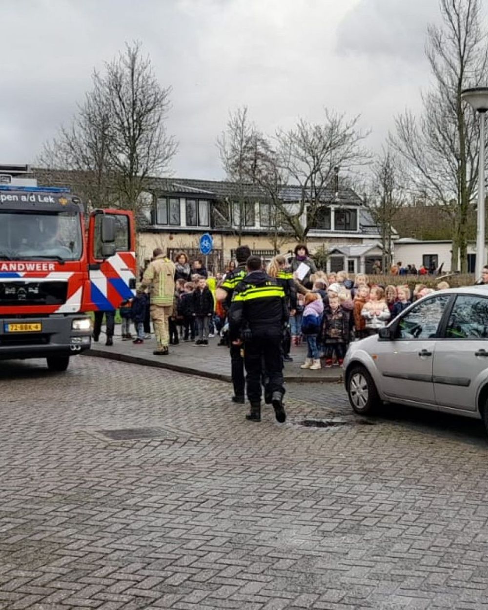Tientallen schoolkinderen op straat na brand op toilet - Omroep West
