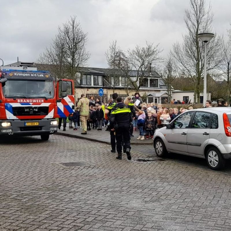 Tientallen schoolkinderen op straat na brand op toilet - Omroep West