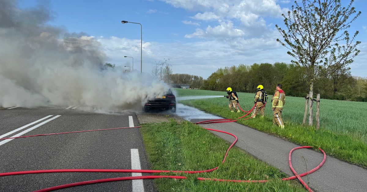 Veel rook bij autobrand in Beegden: weg afgesloten - L1 Nieuws