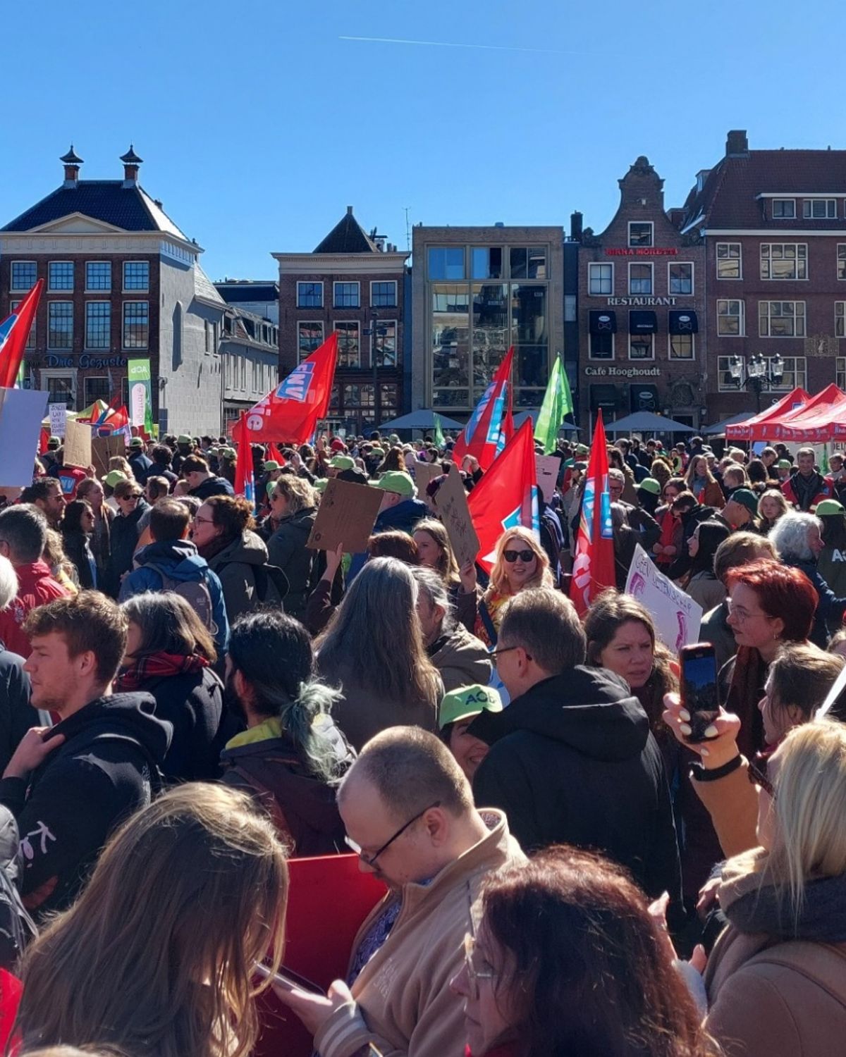 Honderden docenten staken in Stad: 'Veel onderzoeksprojecten kunnen ...