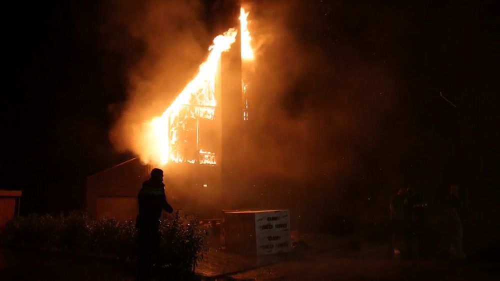 Blikseminslag veroorzaakt brand in nieuwbouwwoning Leek - RTV Noord