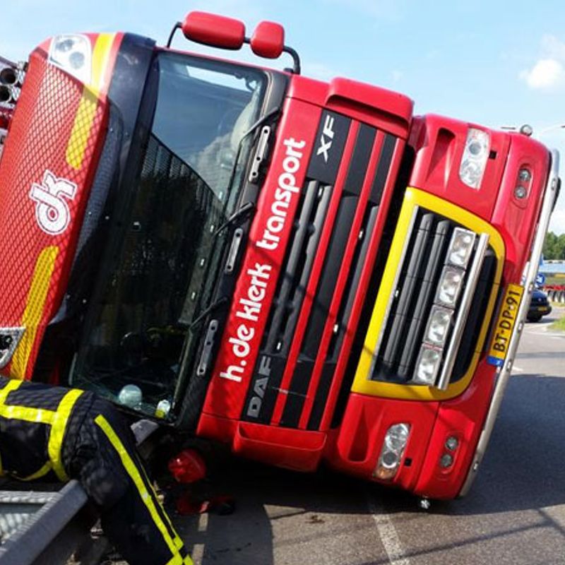 Vrachtwagen hangt na ongeval deels boven A15 - Rijnmond