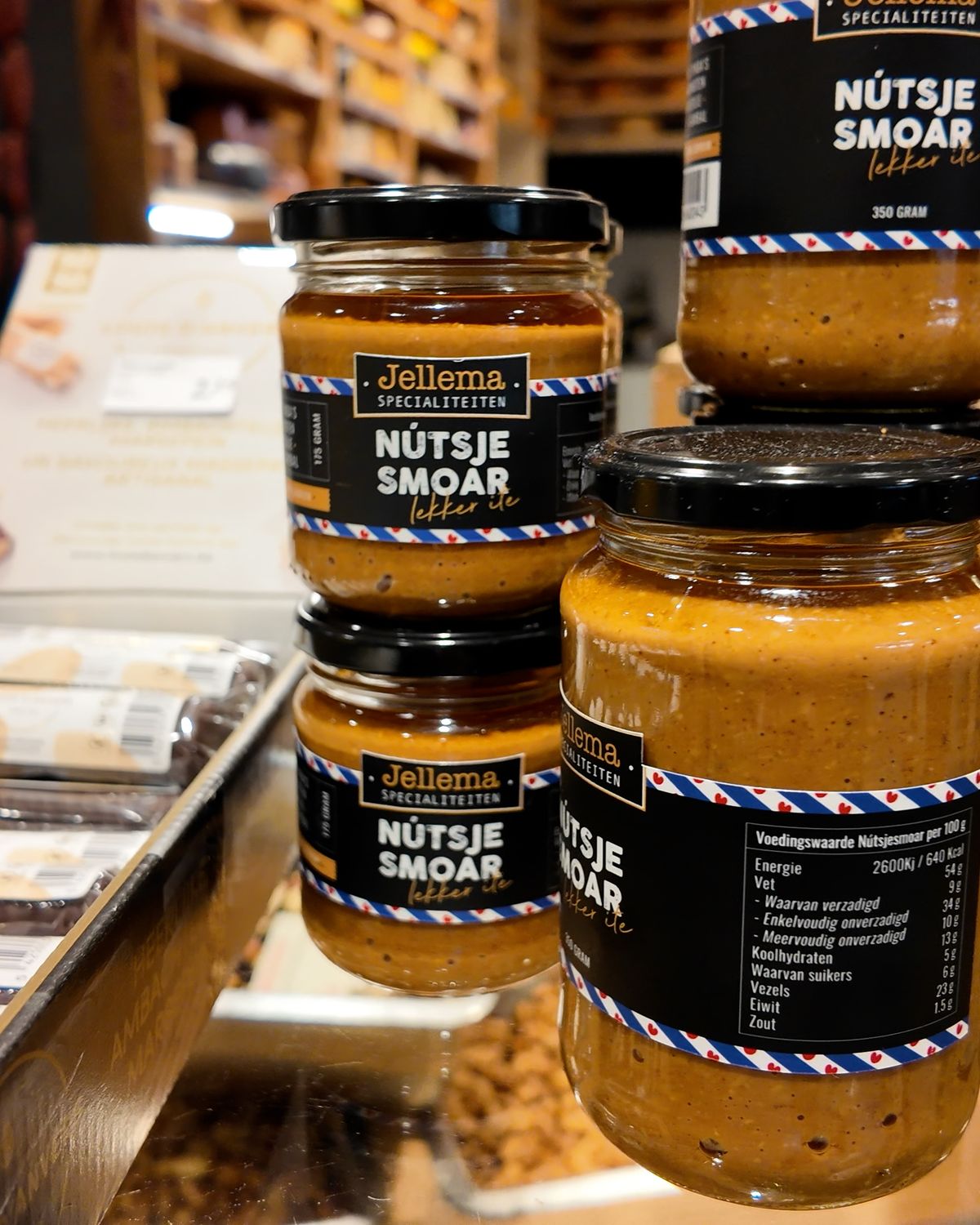 Troch Gerke en Hilly hinget yn Ockingahiem al 30 jier de rook fan nuten, tsiis en hin - Omrop ...