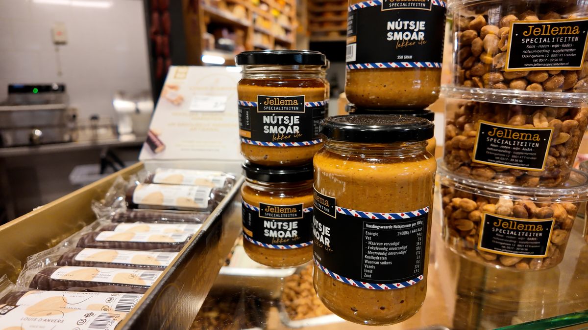 Troch Gerke en Hilly hinget yn Ockingahiem al 30 jier de rook fan nuten, tsiis en hin - Omrop ...