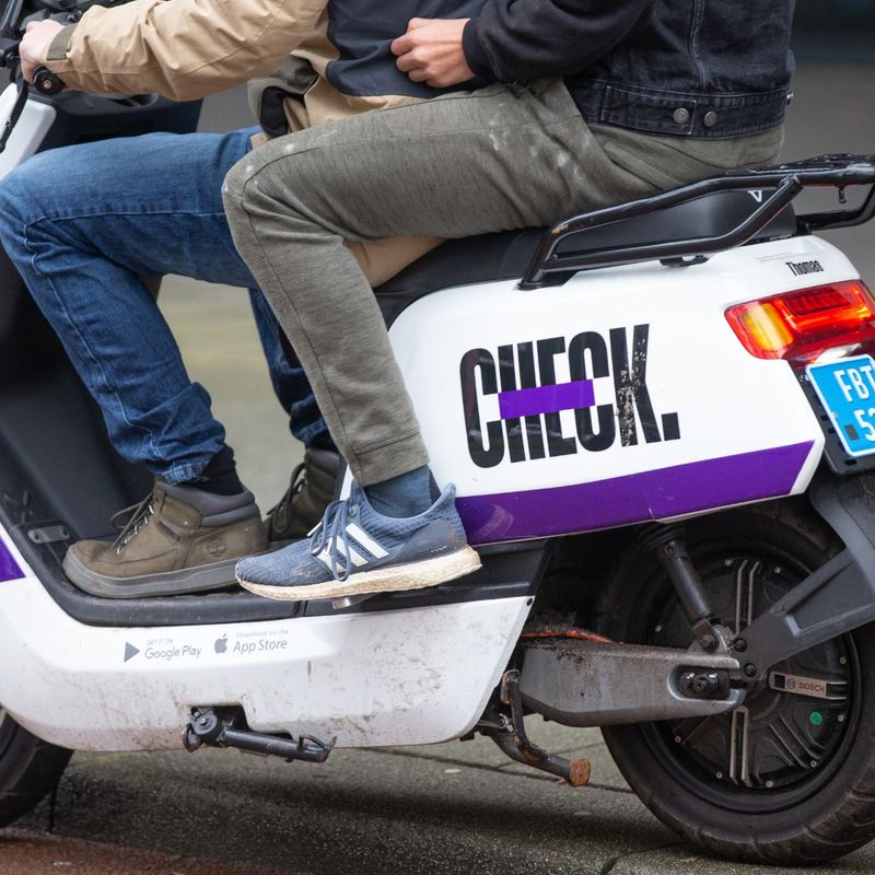 Aanbieder deelscooter beloont netjes parkeren - RTV Noord