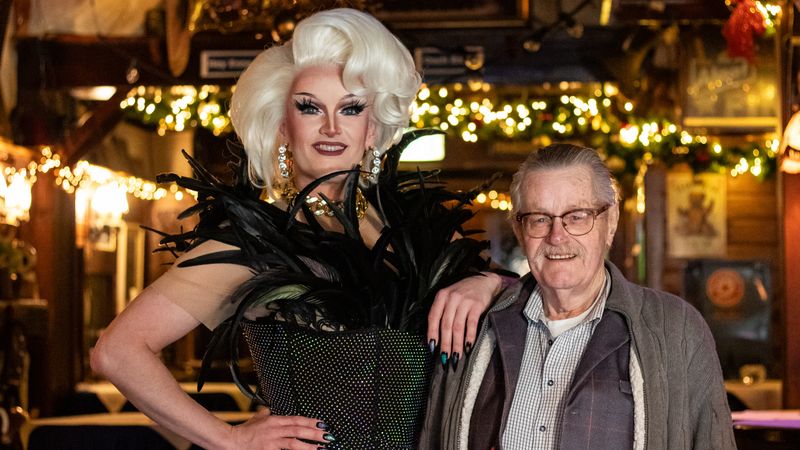 Pruiken en pils: dragqueen Patty Pam-Pam neemt café van vader over - L1 ...