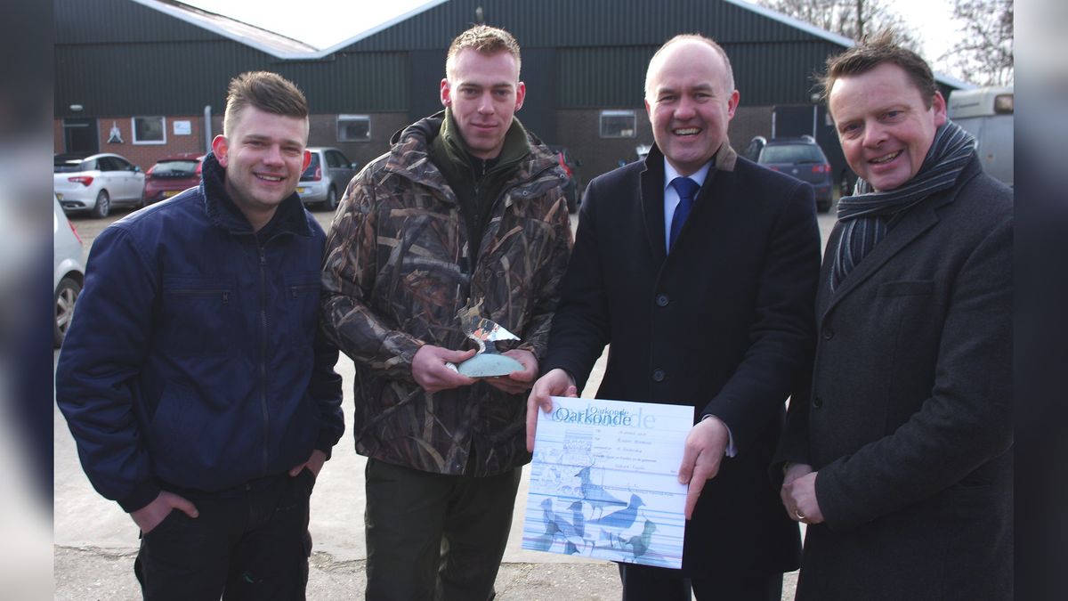 Sulveren Ljip uitgereikt aan Riemer Miedema voor eerste ei - Omrop Fryslân